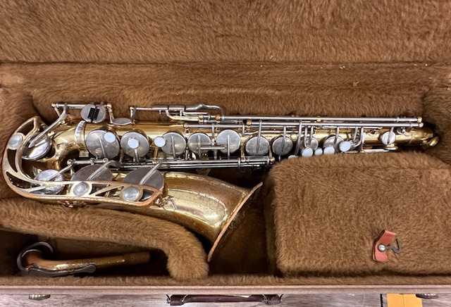 ITEM #027672 Alto Saxophone - Ford & Ford Auctioneers